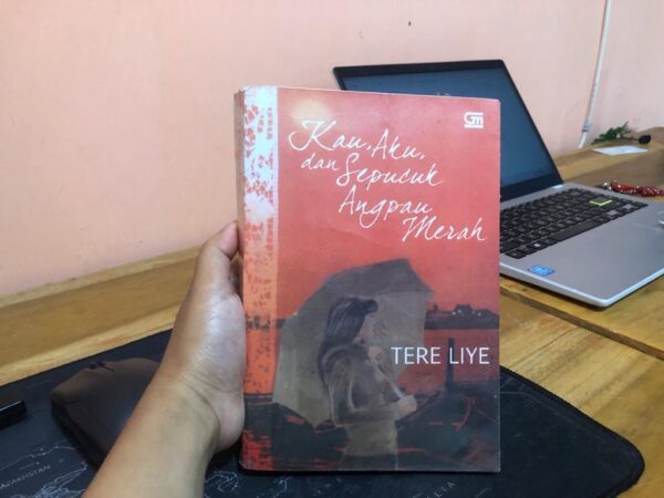 Review Novel Aku, Kau dan Sepucuk Angpau Merah : Toko Buku Online
